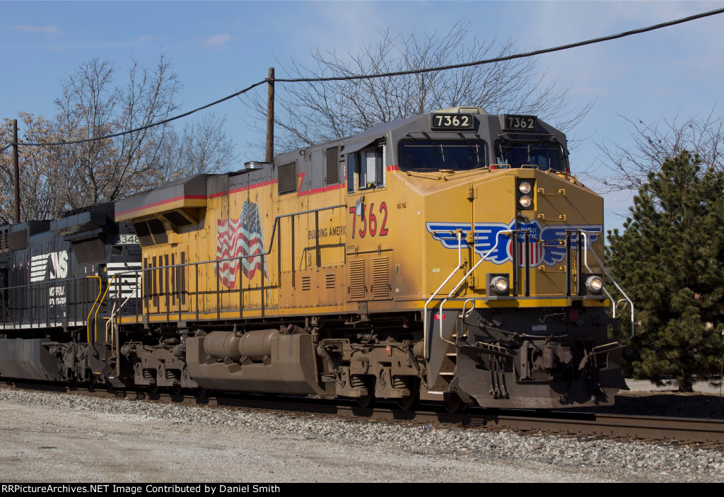 UP 7362 leads NS 215
